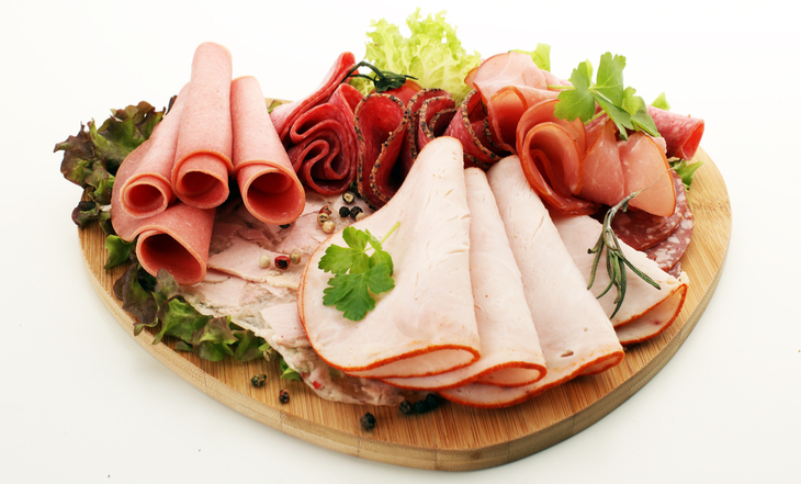 Reduza os alimentos embutidos no seu cardápio